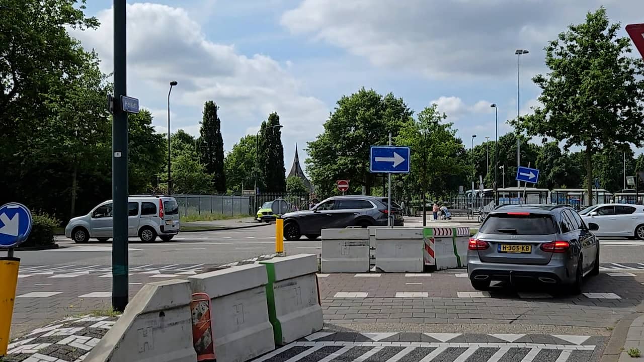 Drukte rond Efteling: automobilisten negeren verkeersregels | NU.nl