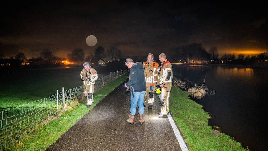 Zandzakken en dijkinspecties omdat onze rivieren (bijna) overstromen ... Zandzakken en dijkinspecties omdat onze rivieren (bijna) overstromen ...