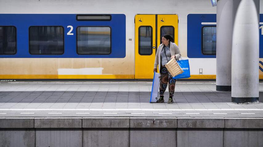 NS zet door personeelstekort 7 procent minder treinen in dan voor ...