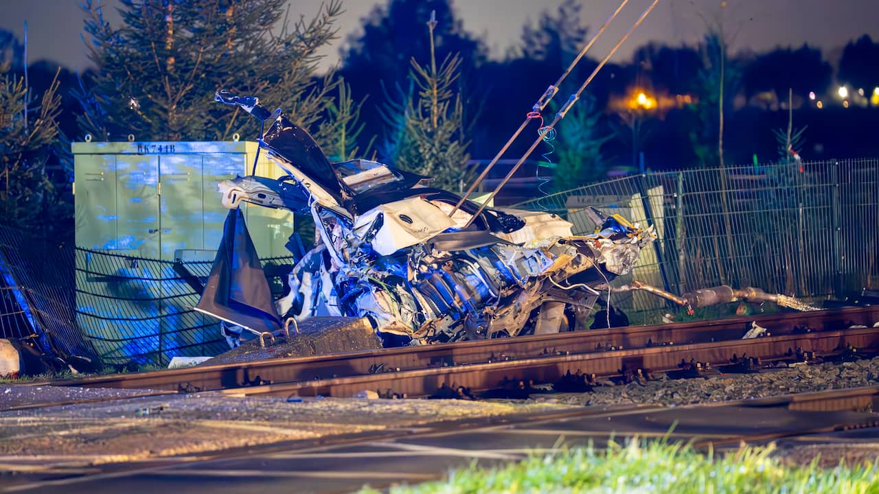 Twee doden nadat auto op trein botst tijdens politieachtervolging bij ...