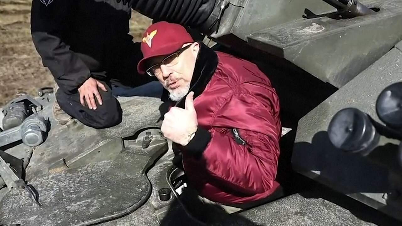 Oekraïense defensieminister bedankt VK voor tanks | NU.nl