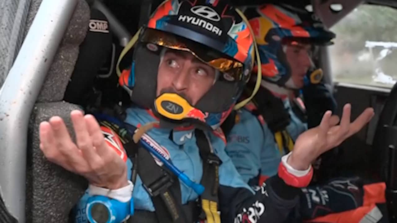 Rallyauto verliest deur bij crash in Japan | NU.nl