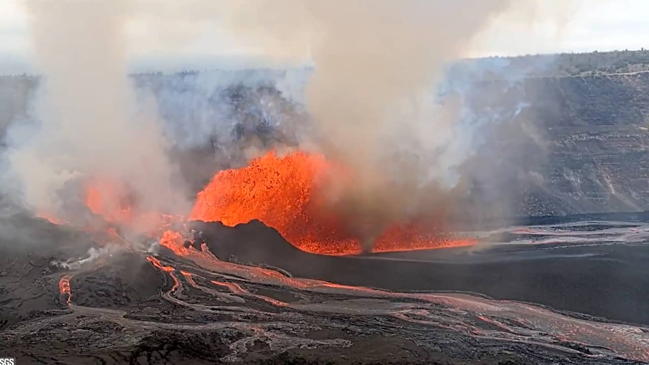 Wervelwind verschijnt naast uitbarstende vulkaan in Hawaï | NU.nl