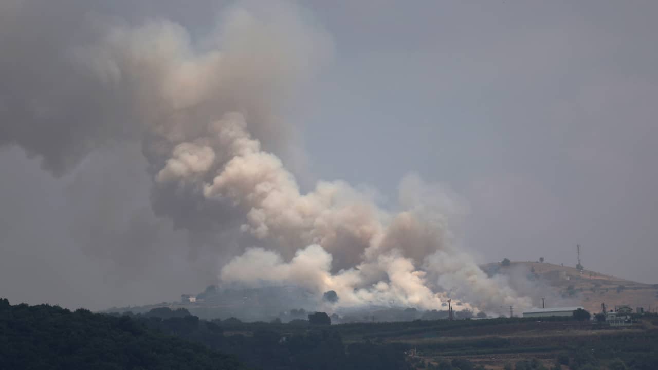 Hezbollah vuurt ruim honderd raketten af op Israël na dood hoge ...
