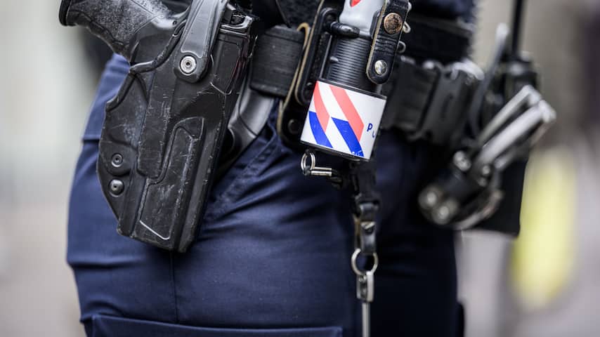 Politie lost schoten op inbreker in Rotterdam die met schaar op agenten ...