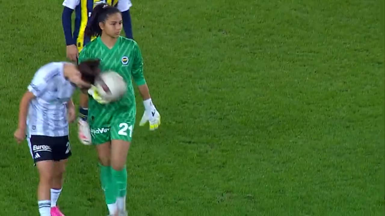 Voetbalster kopt bal uit handen keeper en scoort, goal wordt toegekend ...