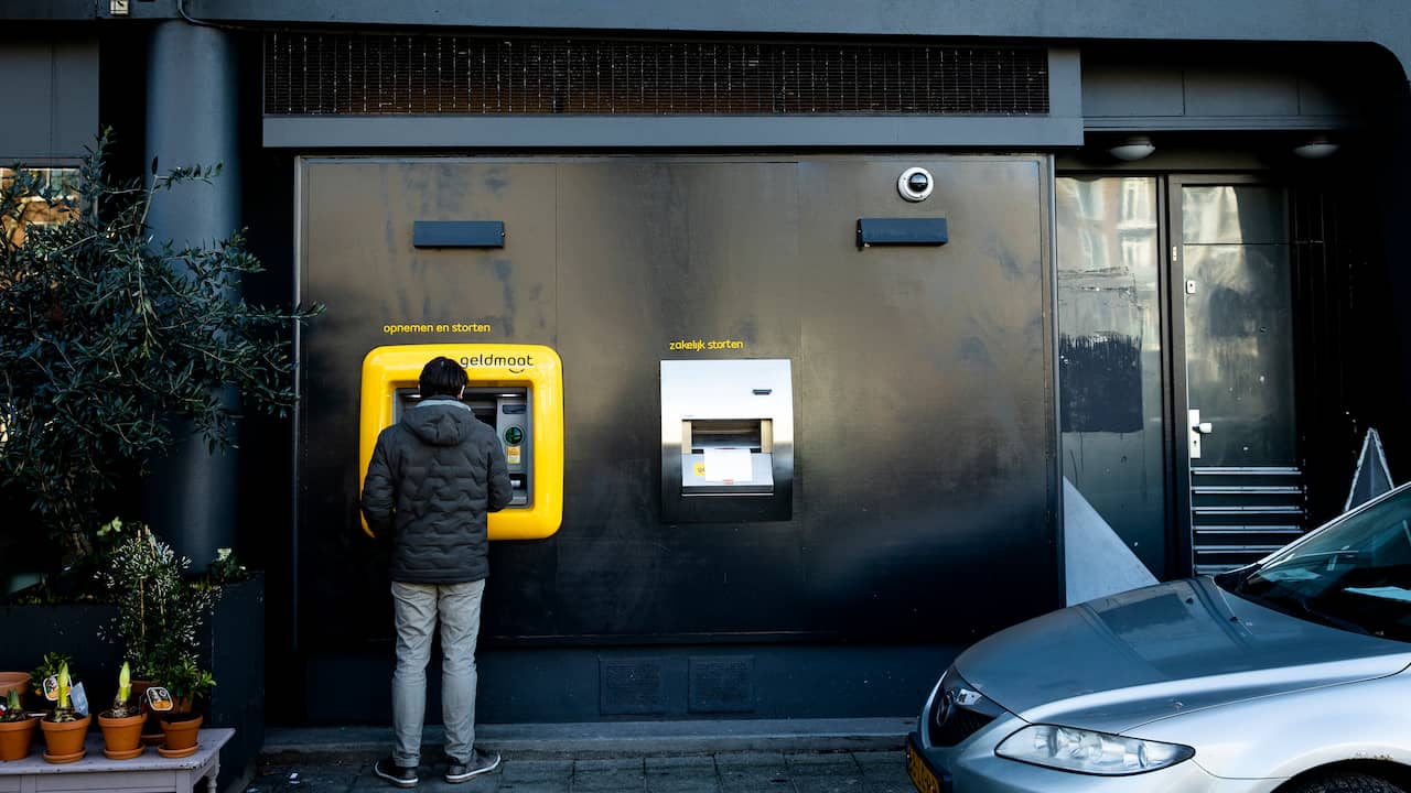 Rabobank maakt storten van 200 en 500 eurobiljet duurder voor bedrijven ...