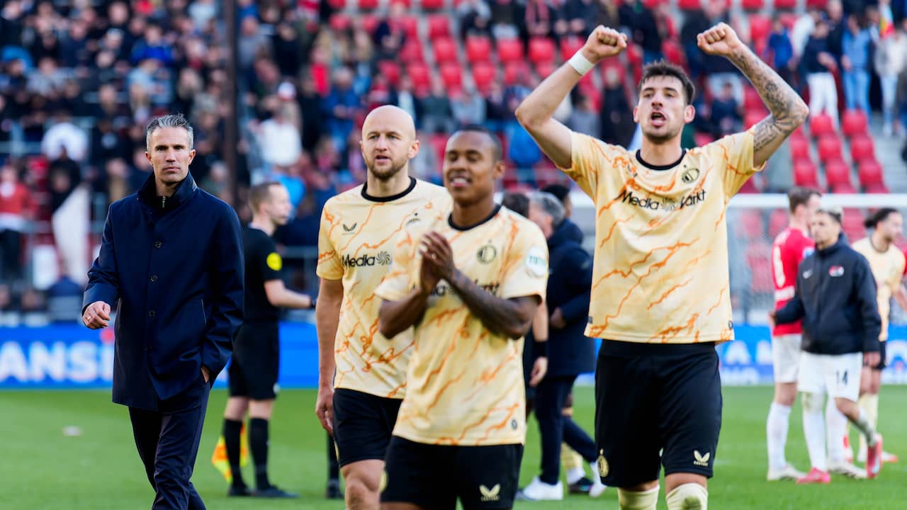 Feyenoord wint nipt bij AZ en zet PSV verder onder druk in strijd om tweede plek | Voetbal | NU.nl