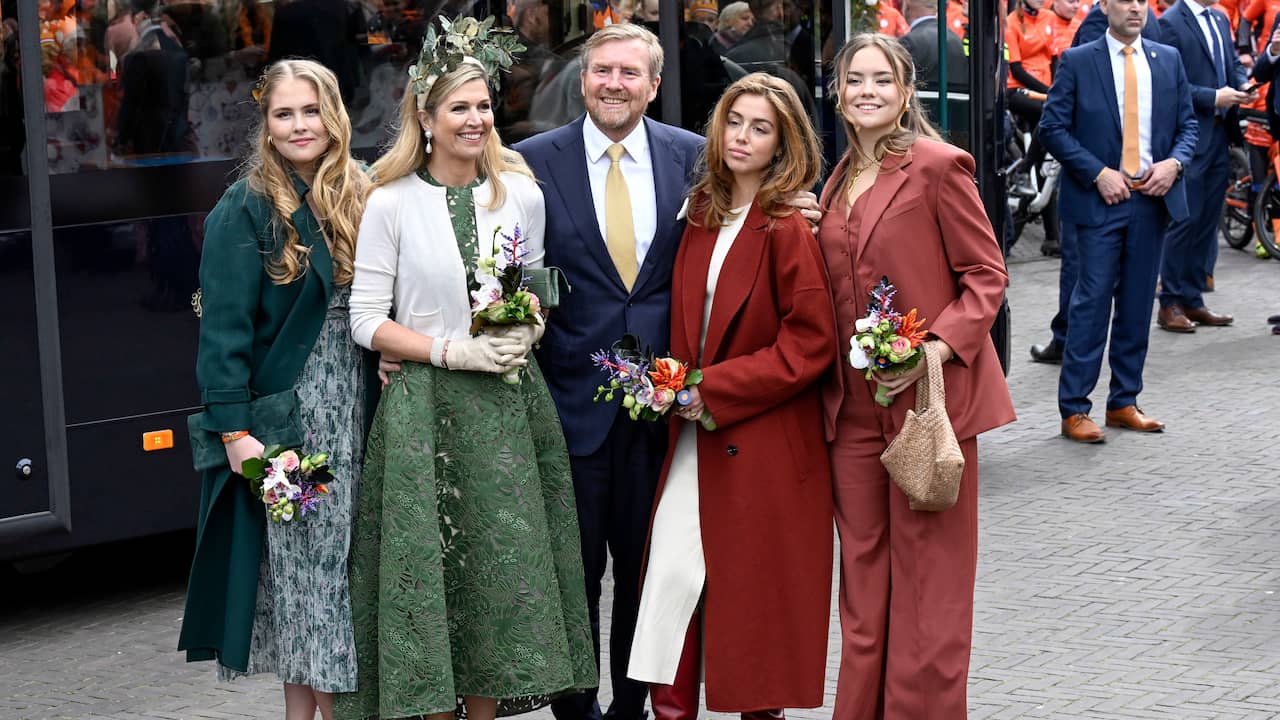 Dit droegen Máxima, Amalia, Alexia, Ariane en Willem-Alexander op ...