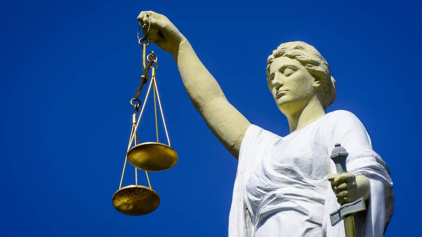 17,5 jaar cel en tbs voor man die vriendin met 62 messteken om het ...