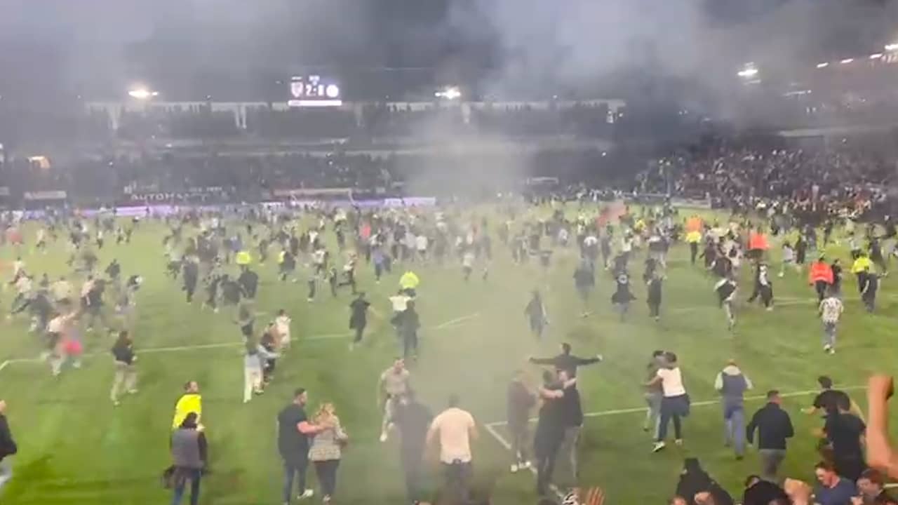 Duizenden Heracles-fans bestormen veld na kampioenschap | NU.nl