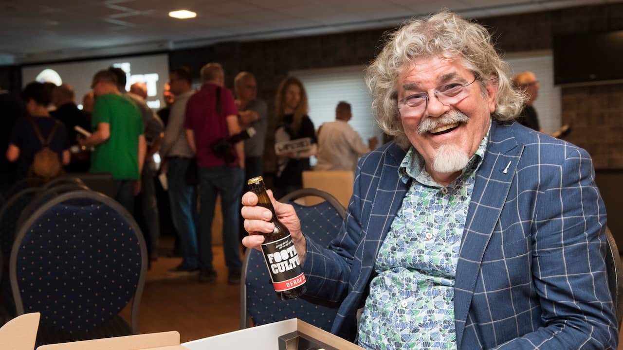 Honderden Normaal-fans staan urenlang in de rij voor zeldzaam optreden ...
