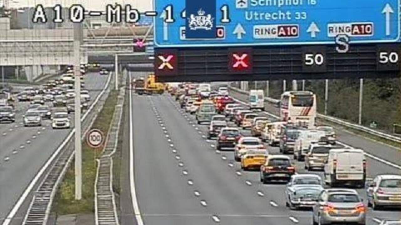File op A10 richting Watergraafsmeer opgelost na ongeluk met vier auto's | Amsterdam | NU.nl