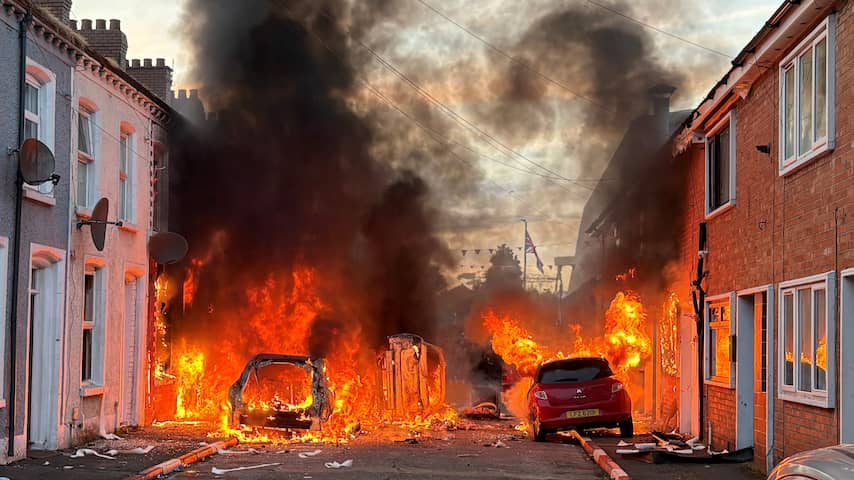 Huizen en winkel in brand gestoken in Belfast tijdens rellen na ...