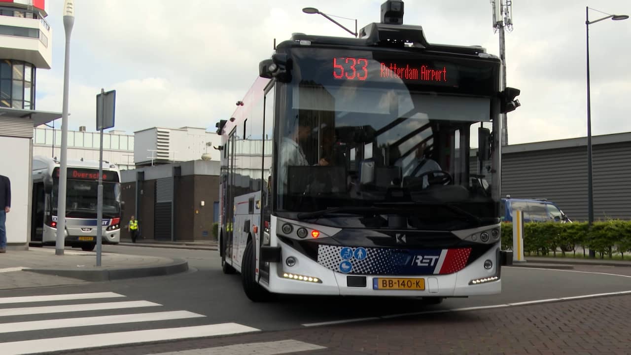 Voor het eerst rijdt een zelfrijdende bus op openbare weg in Nederland ...