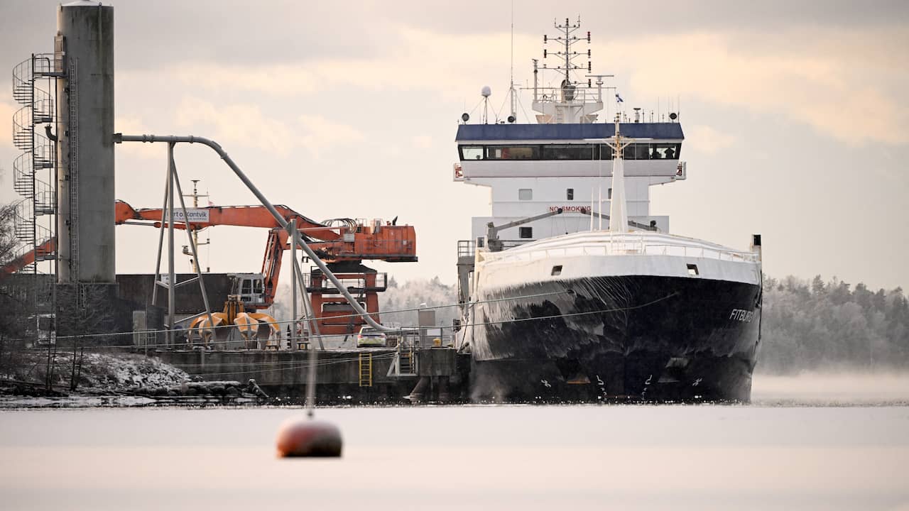 Finland laat schip dat van Russische sabotage wordt verdacht weer ...