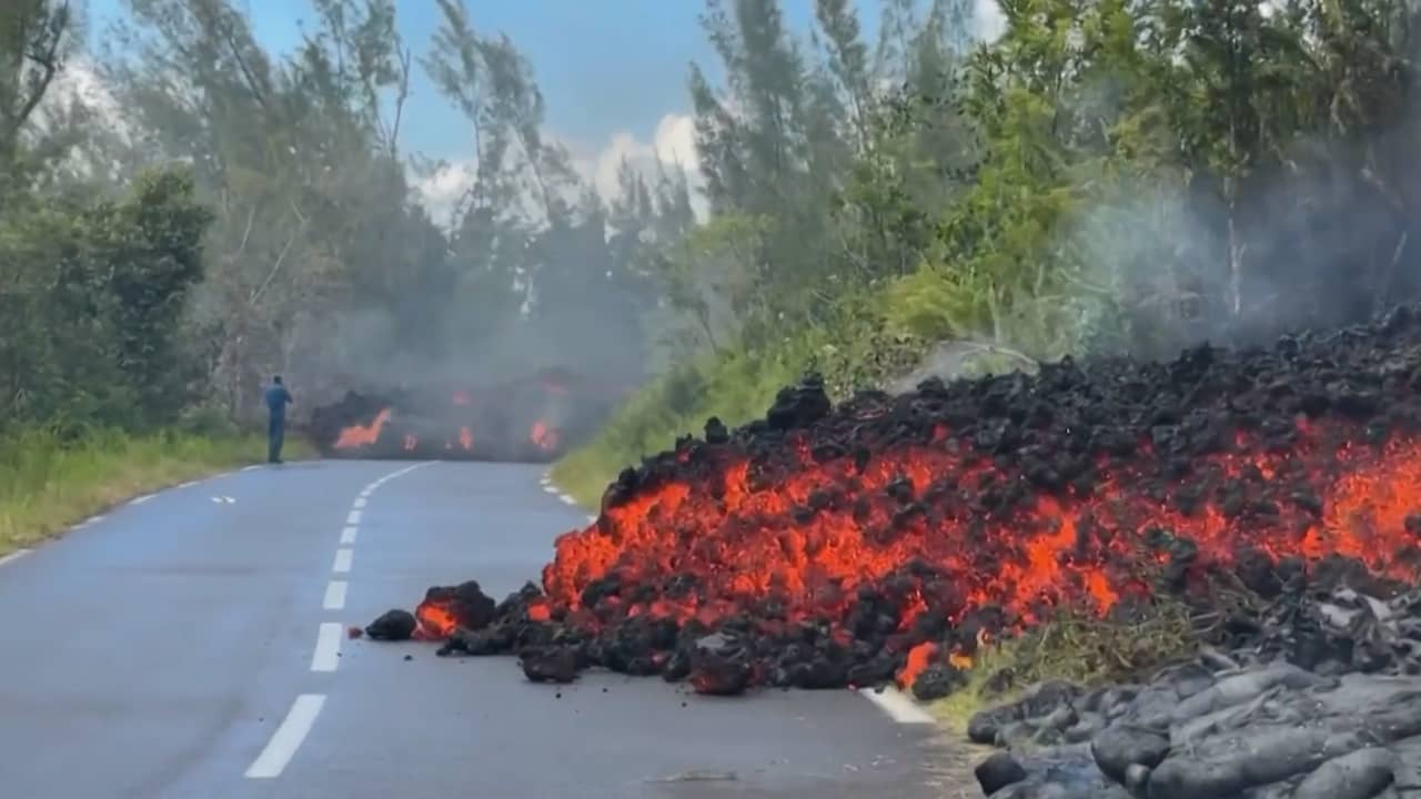 Lava stroomt over de weg op Frans eiland Réunion | NU.nl