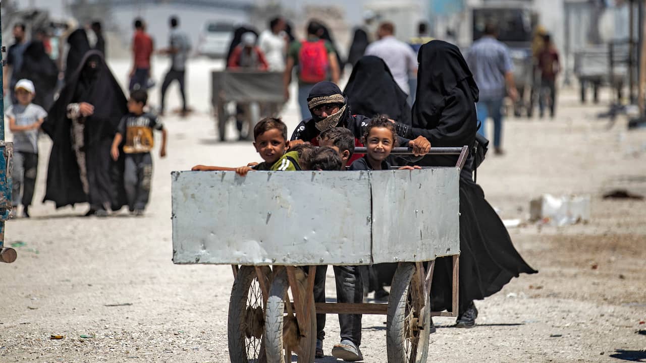 Kabinet haalt 12 Nederlandse IS-vrouwen en 28 kinderen op uit Syrië ...