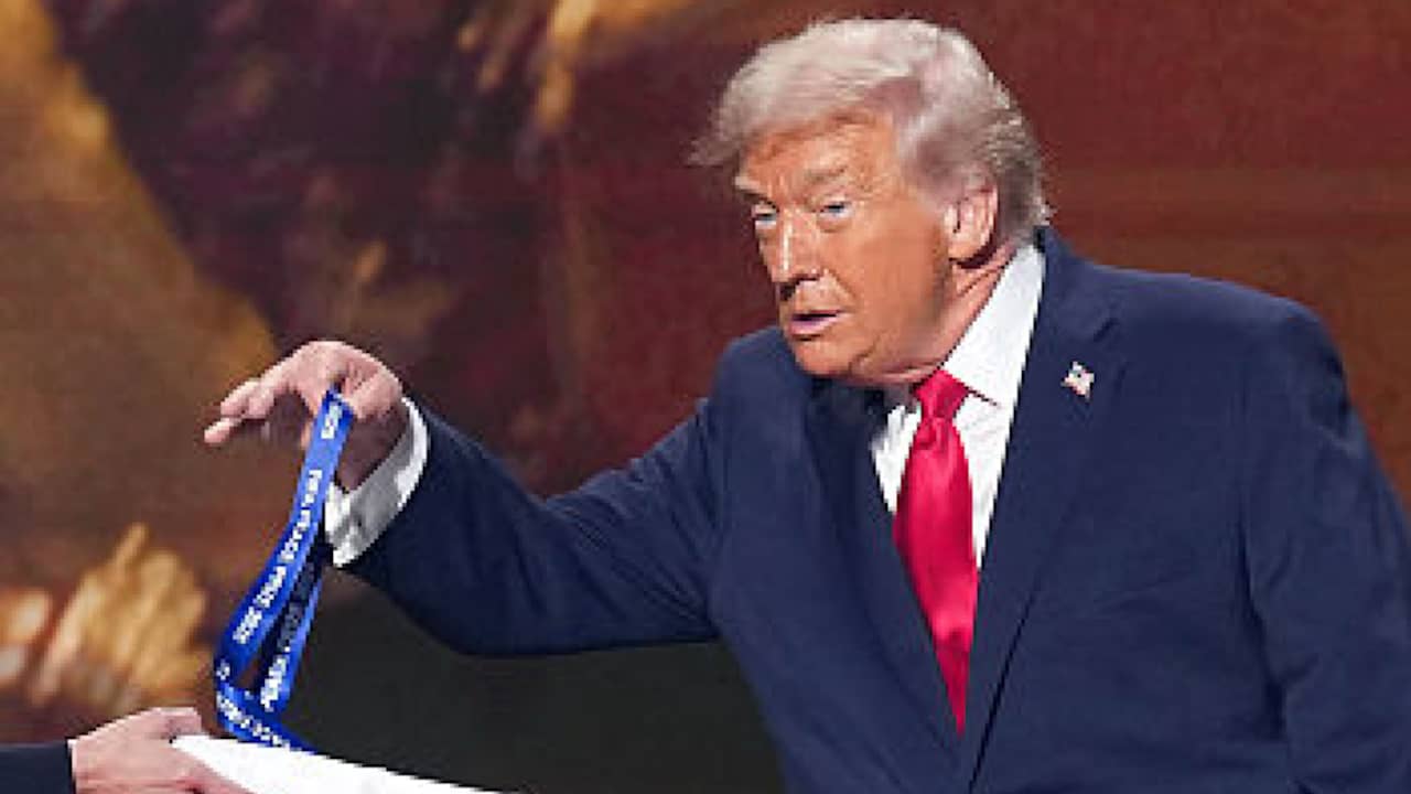Trump krijgt vredesprijs van bevriende FIFA-baas Infantino na mislopen ...