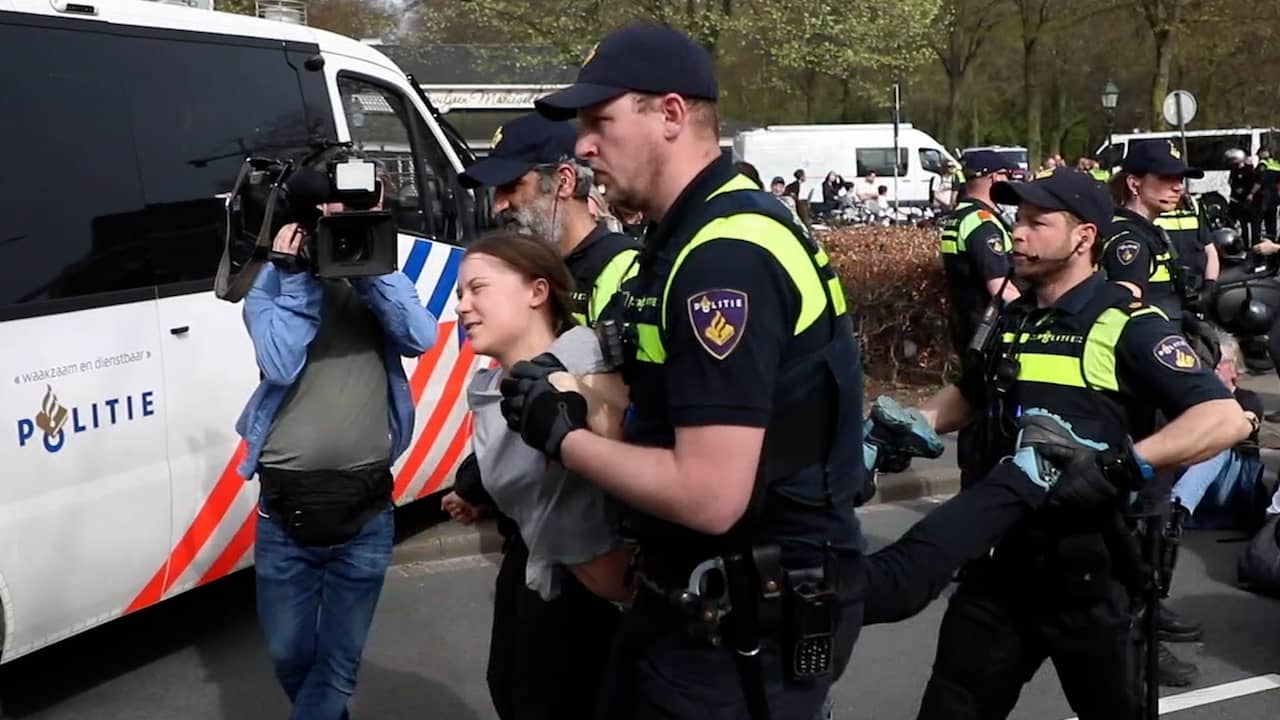 Politie tilt Greta Thunberg op bij tweede arrestatie in Den Haag | NU.nl