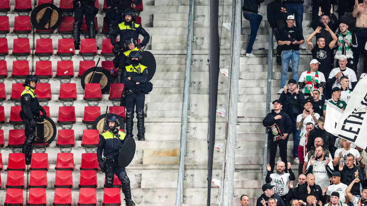 AZ moet alsnog UEFA-boete betalen voor rellen rond duel met Legia Warschau | Voetbal | NU.nl