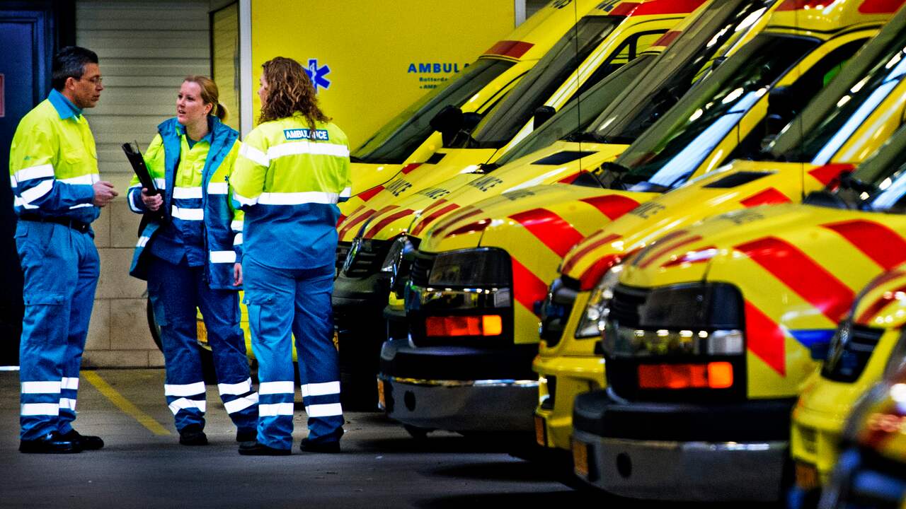 Dode en vijf gewonden bij frontale botsing tussen twee auto’s, twee traumaheli’s ingezet ...