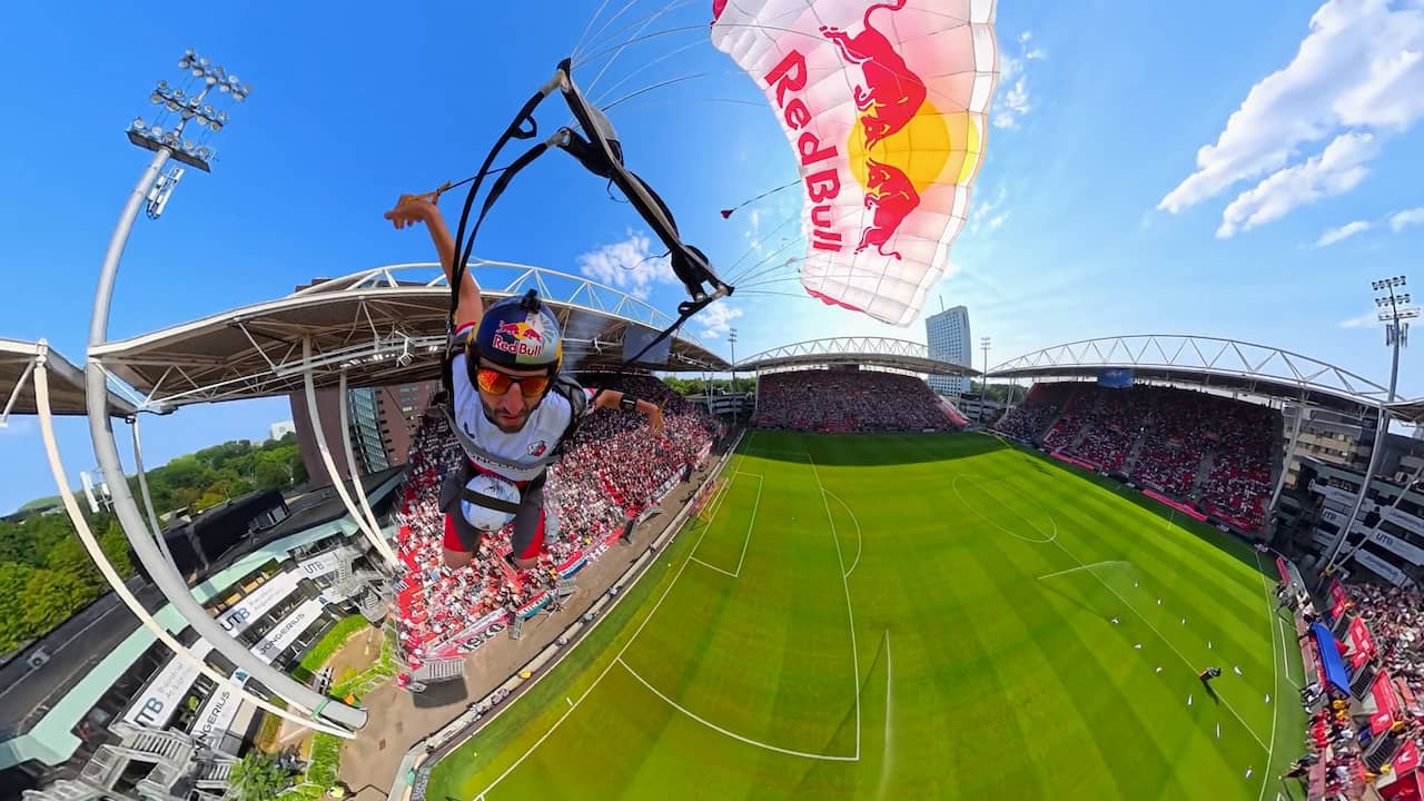 Skydivers springen uit helikopter en leggen bal op middenstip ...