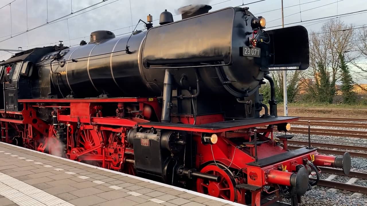 Historische stoomtrein dendert door Gelders landschap | NU.nl