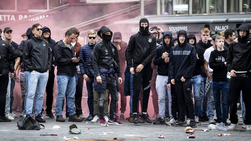 Acht arrestaties in Amsterdam nadat honderden Ajax-supporters rellen in ...