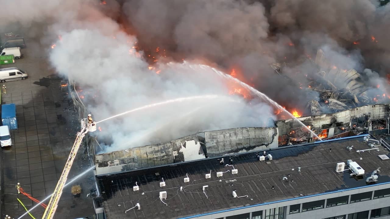 Brand op industrieterrein De Meern onder controle, nablussen duurt nog ...