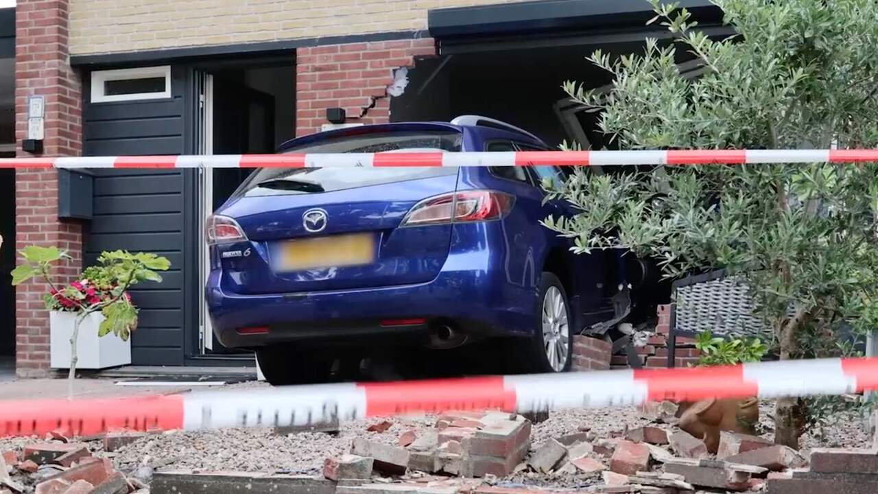 Meisje (11) rijdt huis in met auto van vader | NU.nl