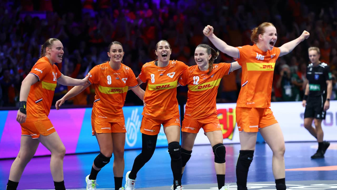 Live WK handbal | Handbalsters stralen na zege: 'Koning deed mee met ...