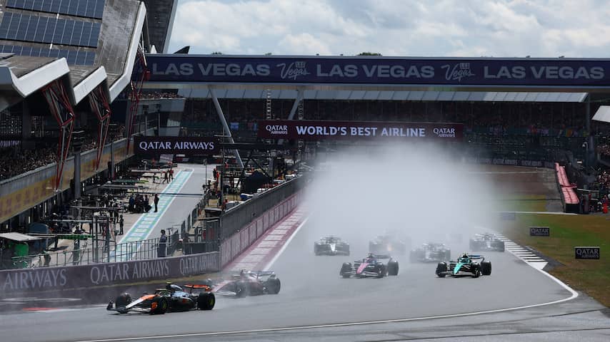 Verstappen vijfde in chaotische Grand Prix op kletsnat Silverstone, Norris wint | Formule 1 | NU.nl