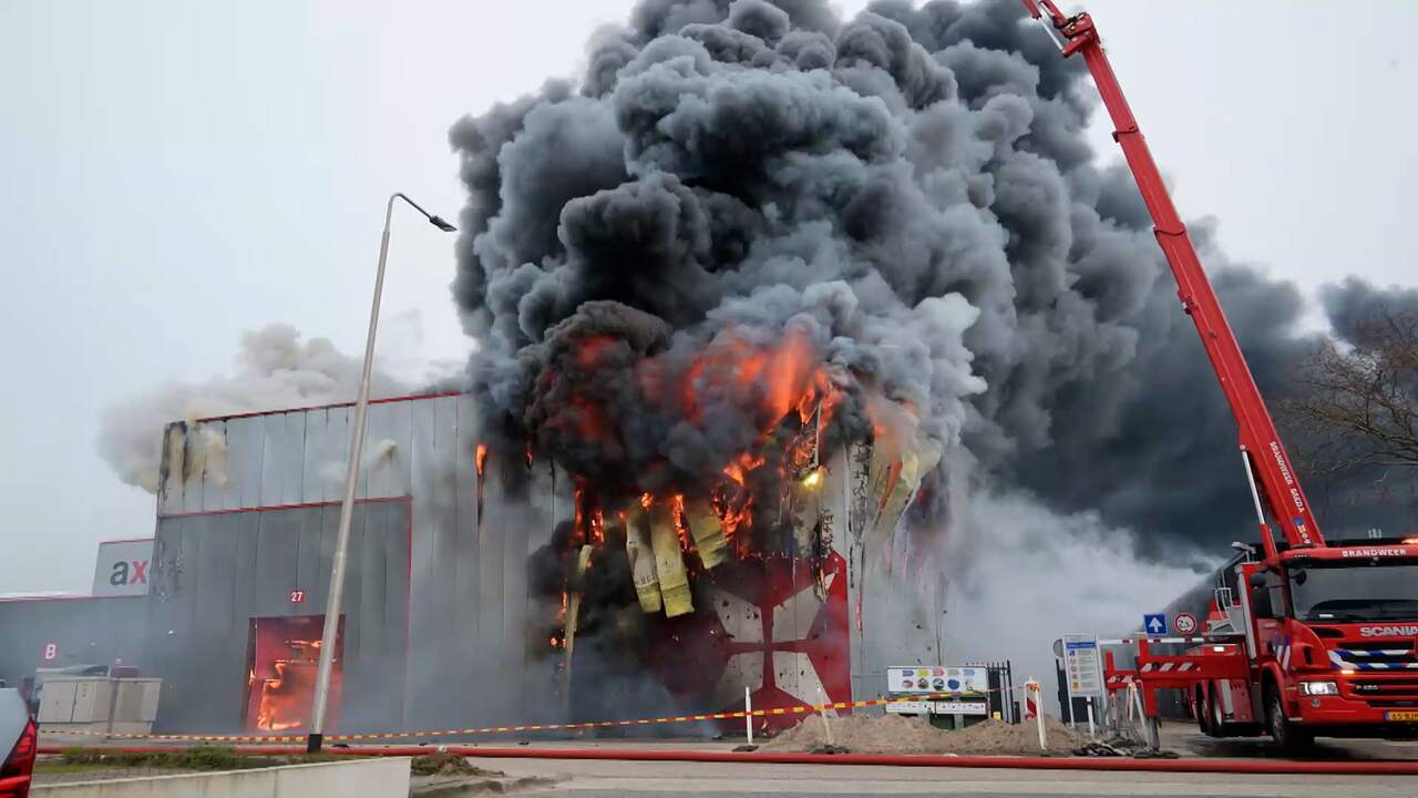 Gitzwarte rook bij brand op industrieterrein Etten-Leur | NU.nl