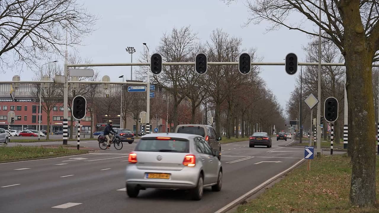 Verkeerslichten op zwart bij grote stroomstoring in Breda | NU.nl