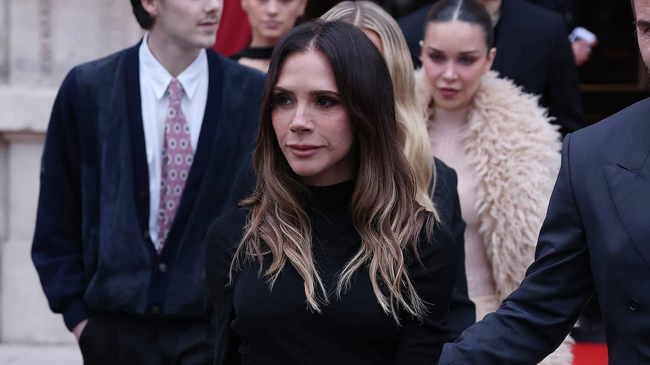 Victoria Beckham in Parijs geëerd voor bijdrage aan modewereld | Boek ...