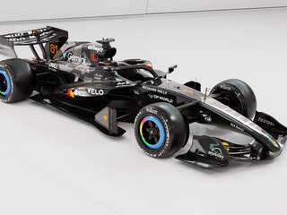 Verstappen maakt in nat Barcelona eerste kilometers met nieuwe auto ...