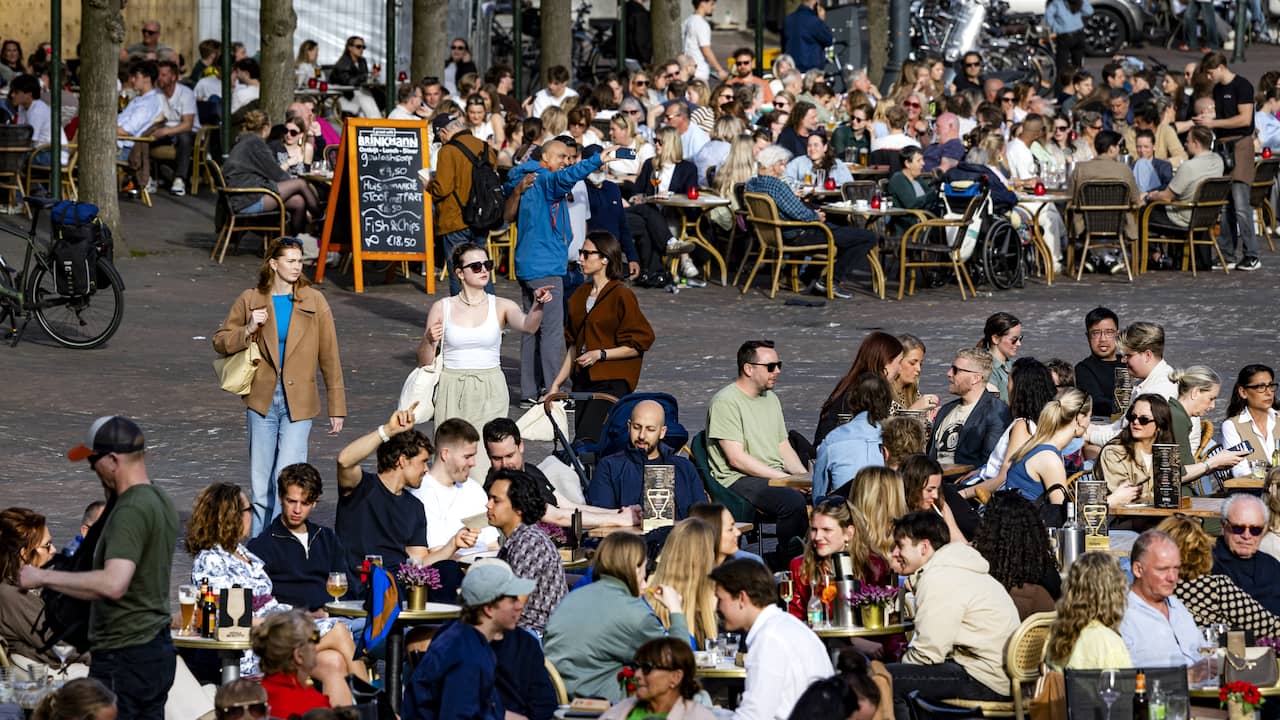 Lonen in meerdere sectoren flink omhoog, mede door schaarste aan ...