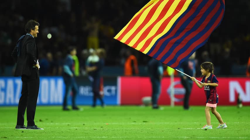 PSG-trainer Luis Enrique geraakt door eerbetoon fans aan overleden ...