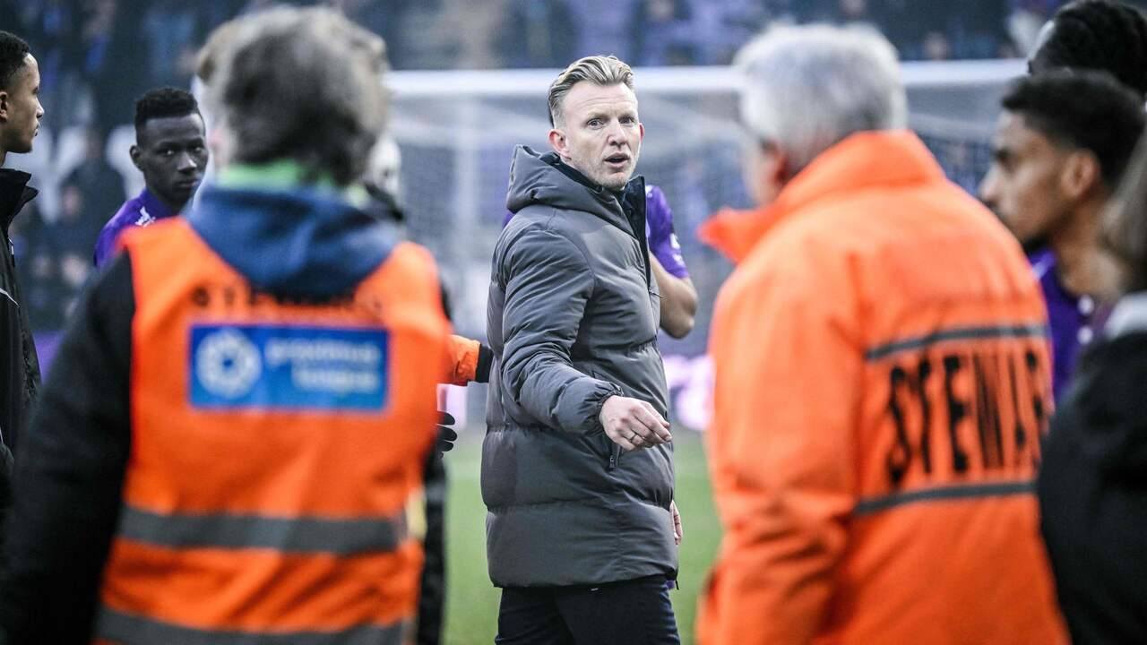 Kuijt woest na verrassend vertrek aanvaller: 'Neem bepaalde mensen veel ...