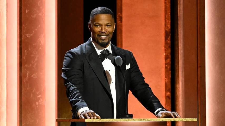 Jamie Foxx gehecht nadat iemand een glas in zijn gezicht gooide ...