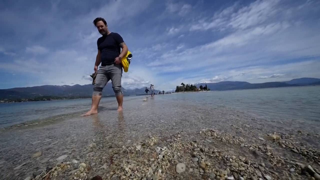 Italianen pootjebaden in extreem droog Gardameer | NU.nl