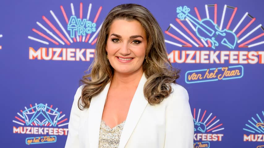 Sieneke bevestigt haar relatie met autocoureur Barry Maessen ...