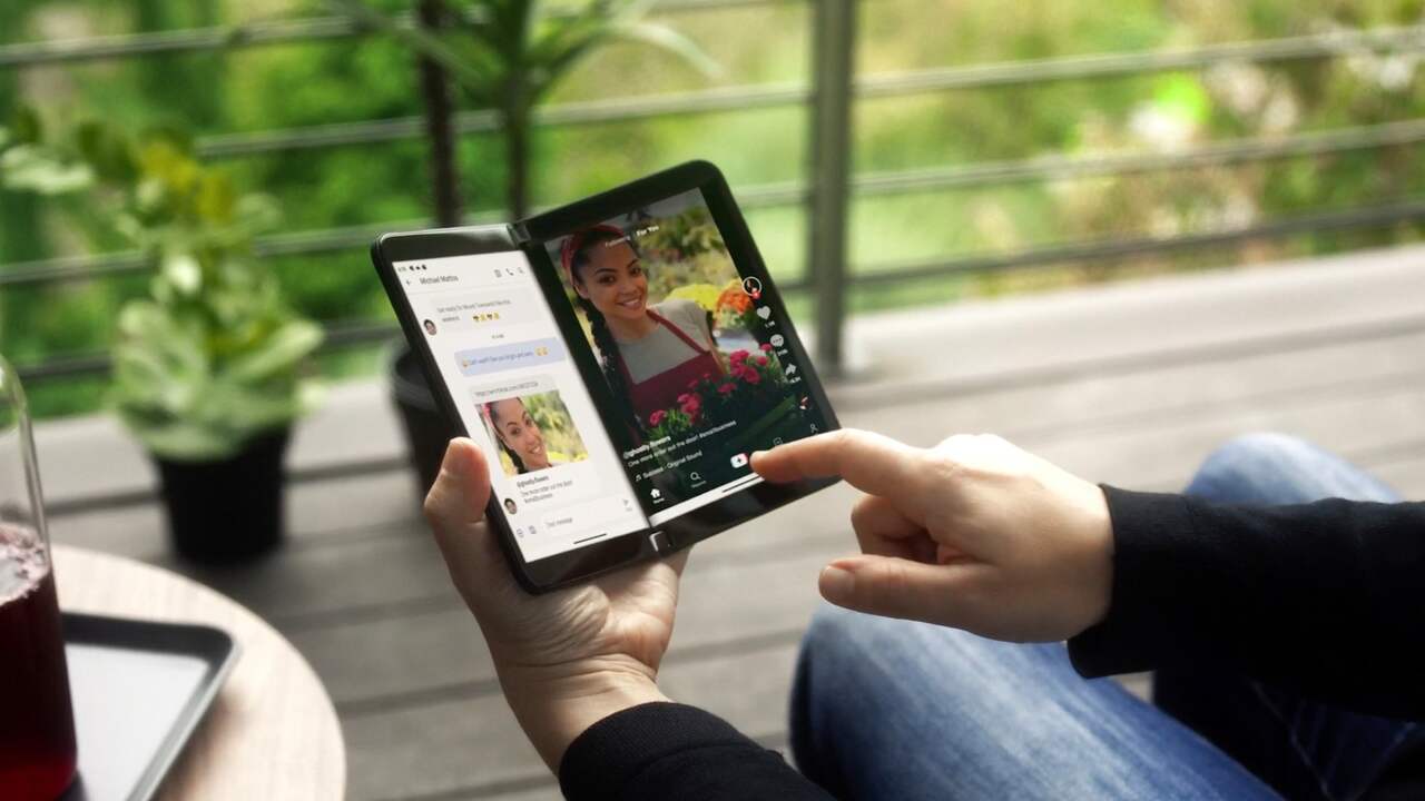 Nieuwe Microsoft Surface Duo-telefoon heeft twee schermen en drie ...