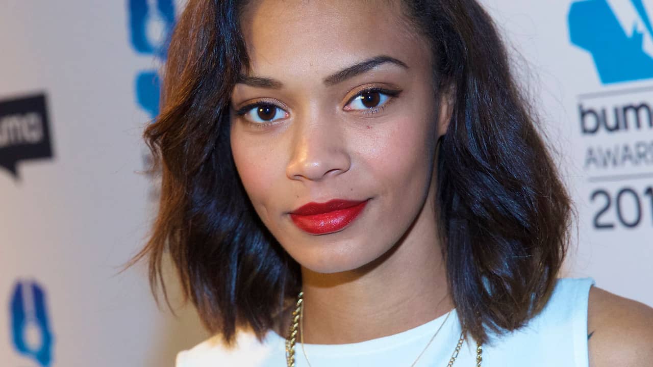 Zangeres Rochelle krijgt gouden award voor veel gedraaide 'All Night ...