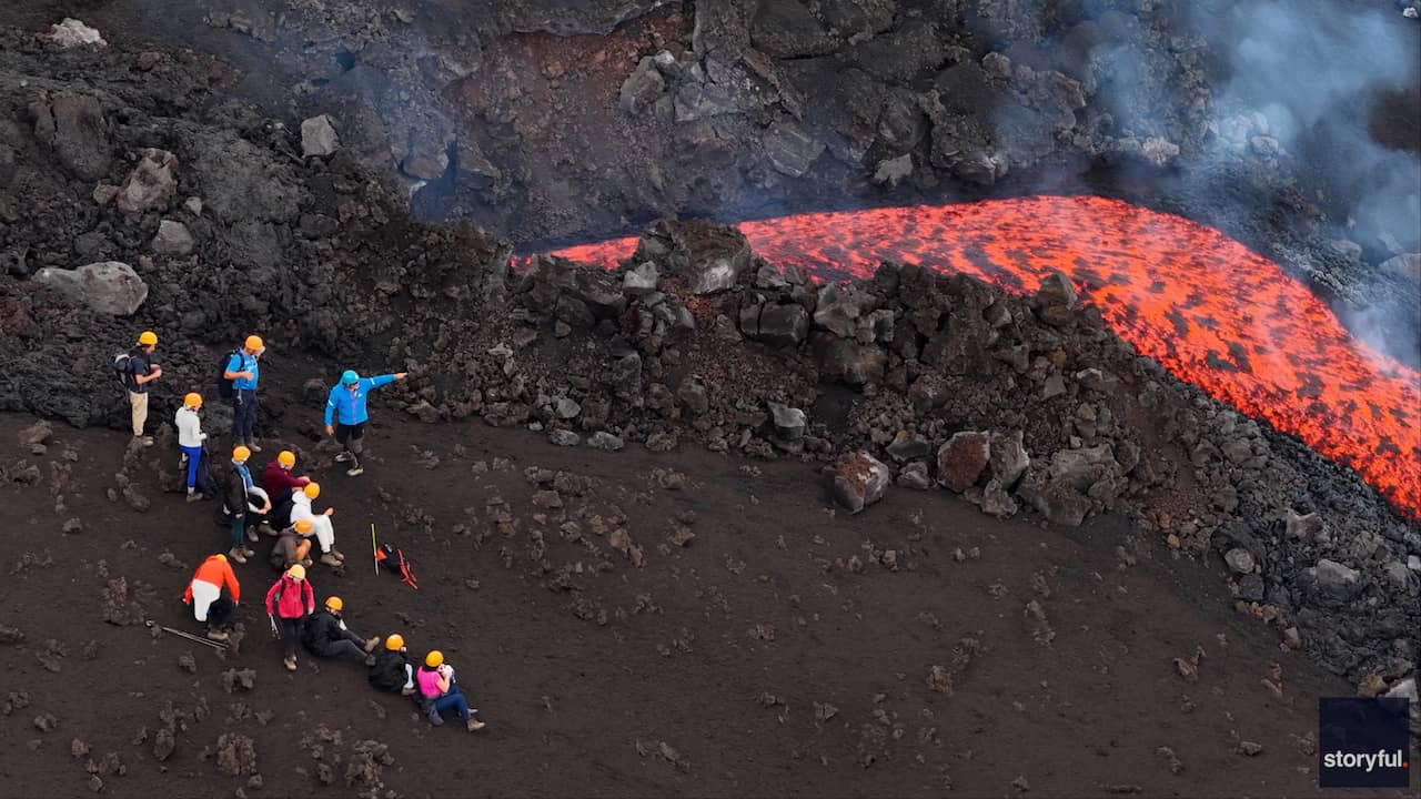 Spectaculaire dronebeelden tonen splijting in vulkaan Etna | NU.nl