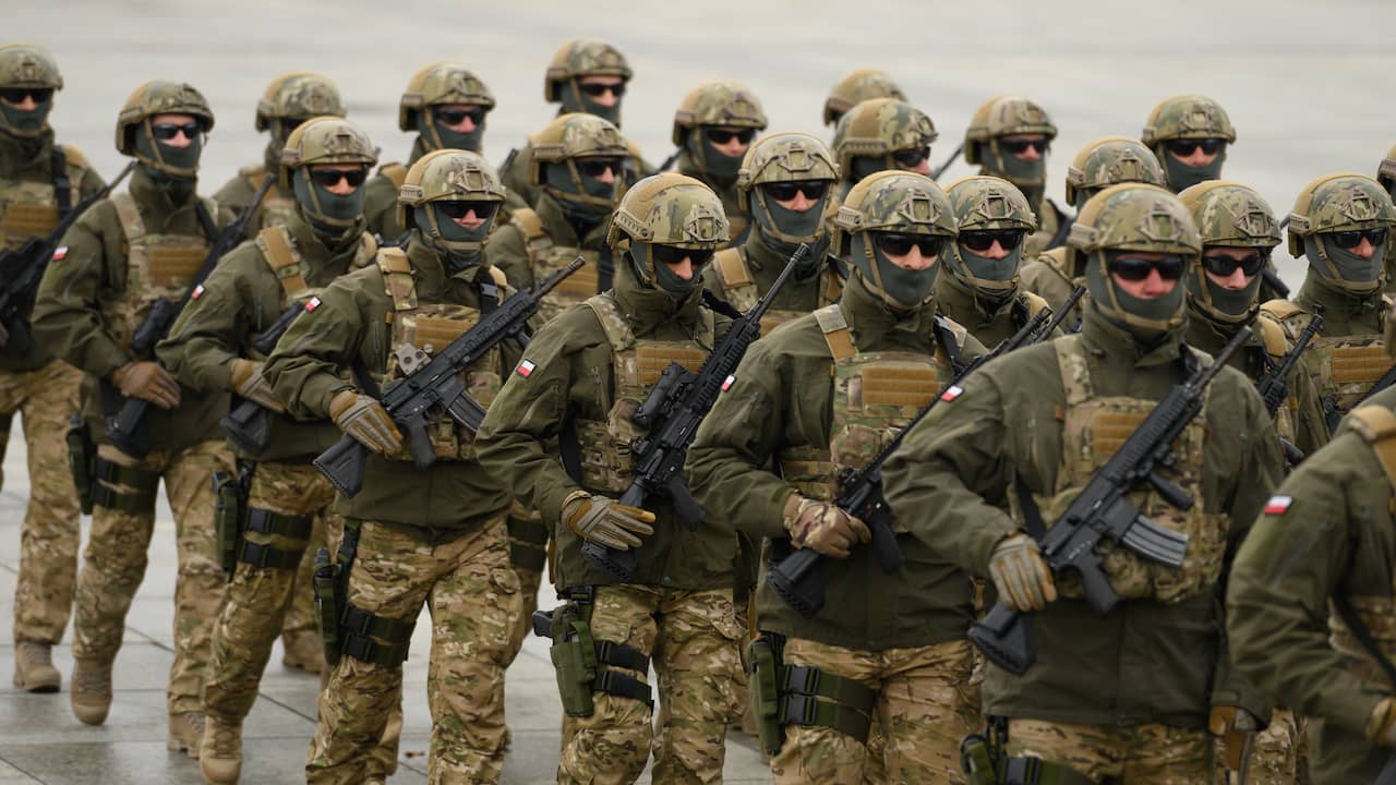 Polen zet 10.000 militairen in om infrastructuur te beschermen na sabotage spoor | Oorlog in ...