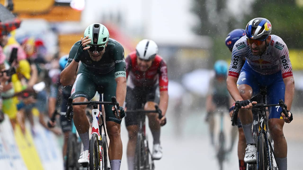 Grote valpartij in slotkilometer kletsnatte Tour-rit, Milan sprint naar ...