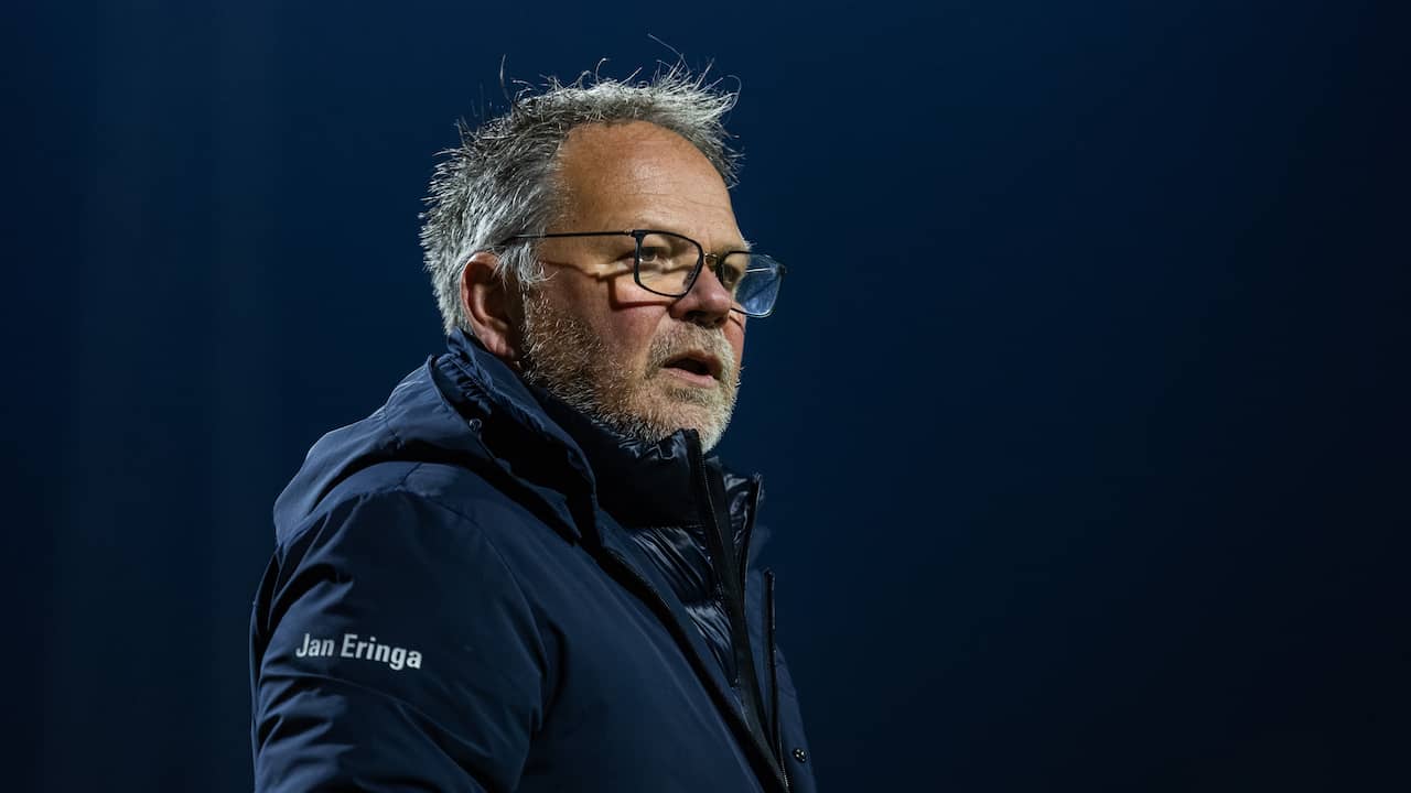 Cambuur-trainer Henk de Jong laat spelersbus stoppen: 'Kon in de fik ...