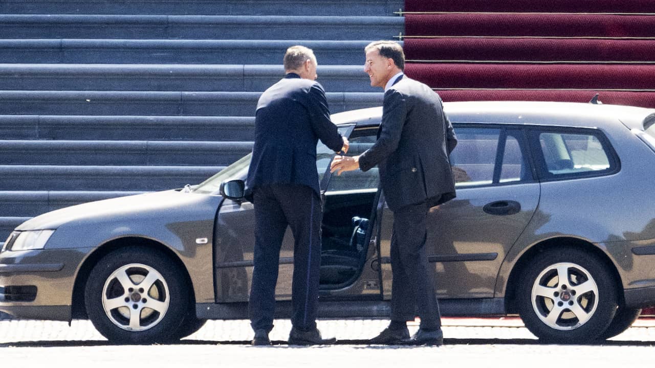 'Buigzame' Rutte leek onsterfelijk in de politiek, maar de rek is er nu ...